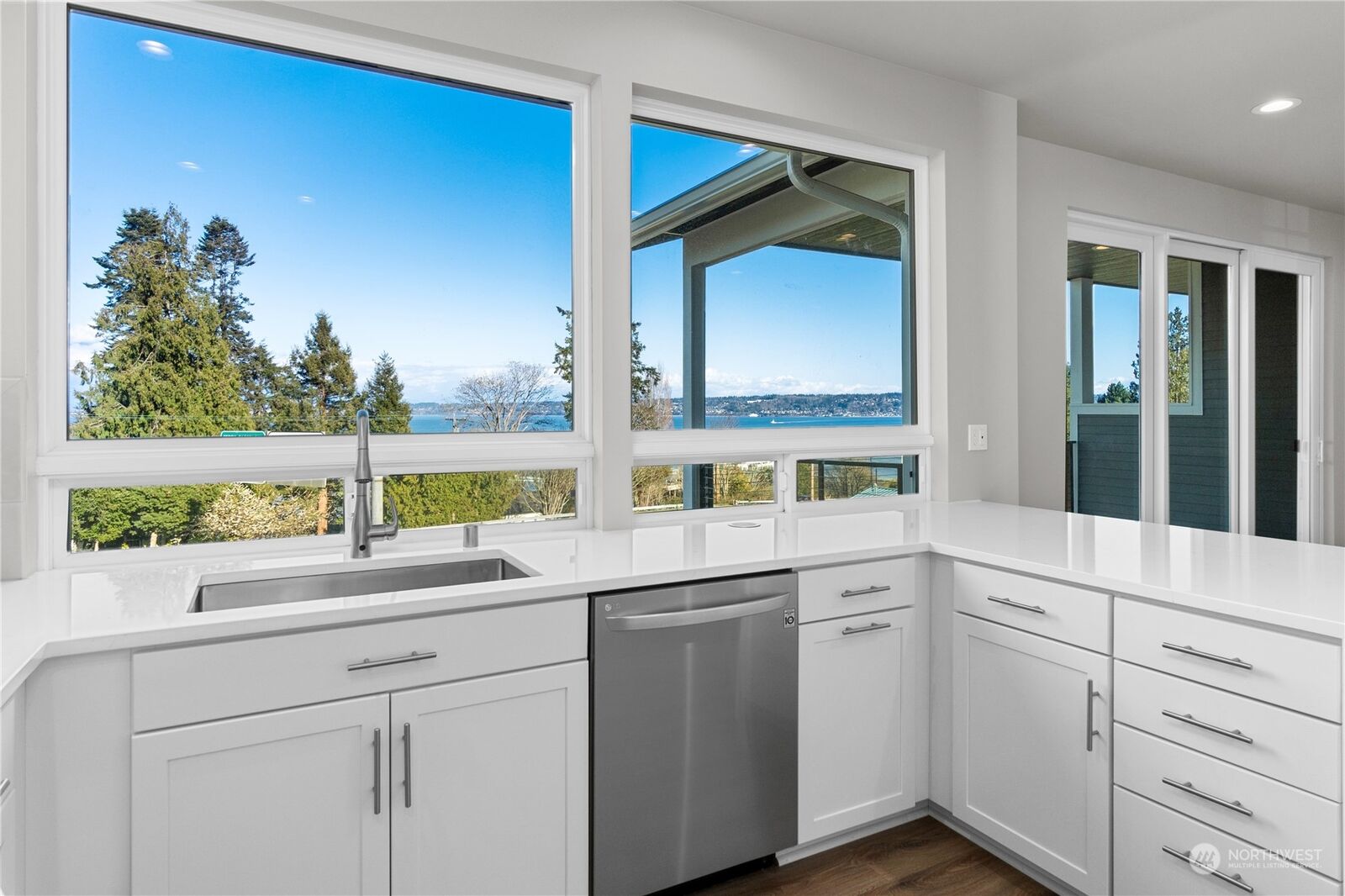 2 bed Clinton home for sale: 6441 Humphrey Road 4, Clinton, WA 98236