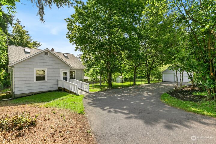 House for sale in Snohomish: 19017 Broadway Avenue, Snohomish, WA 98296