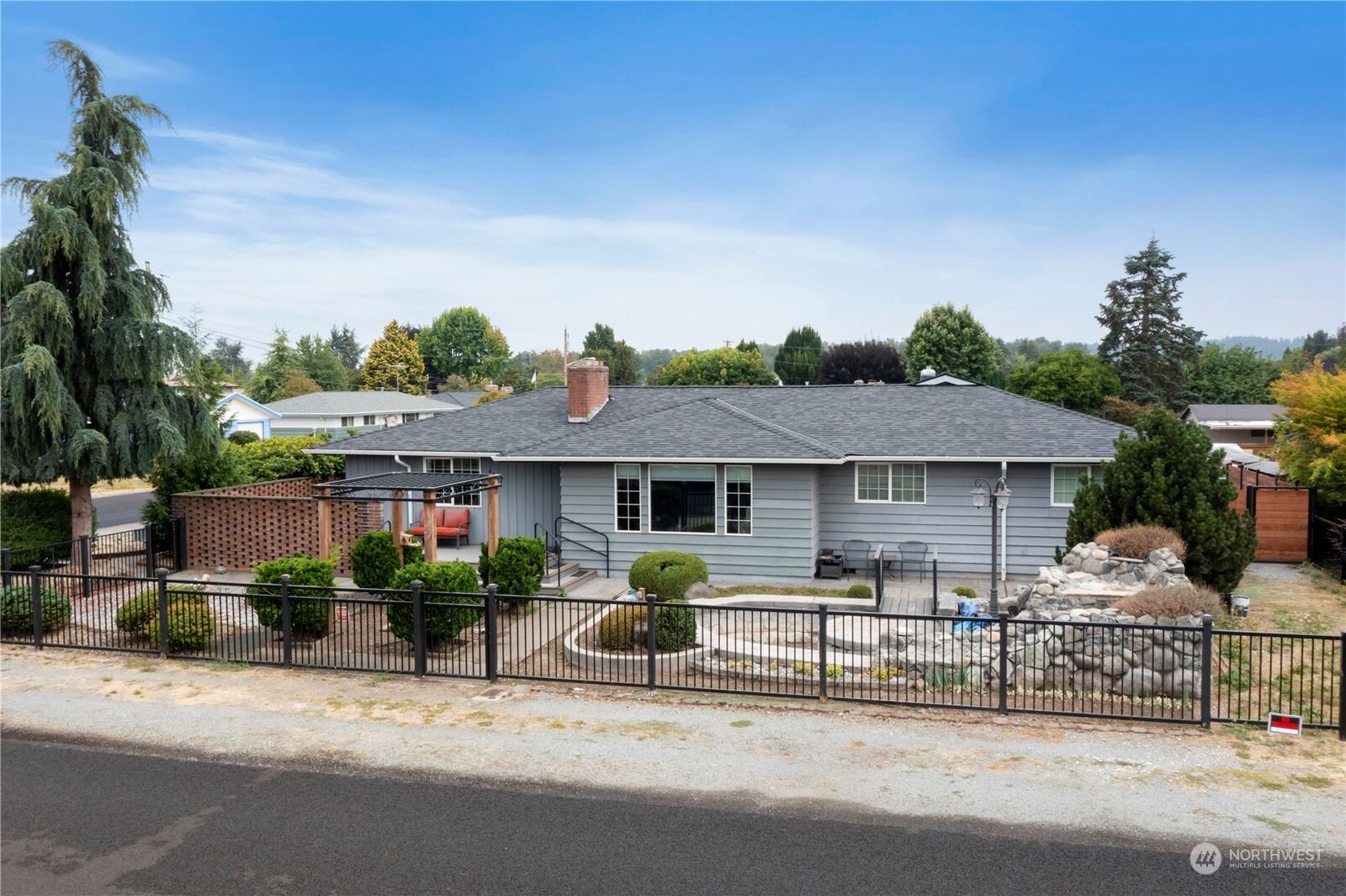 Home for sale in Puyallup: 1637 8th Ave NW, Puyallup, WA 98371