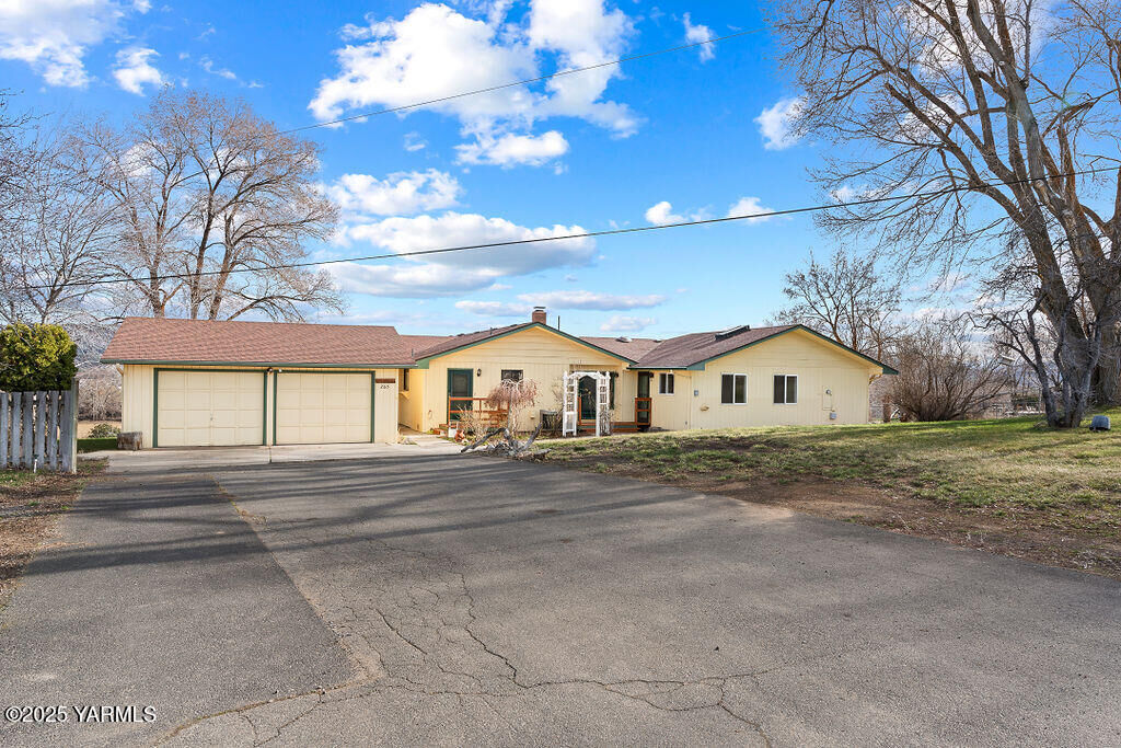 MLS#25-639: 271 Johnson Rd, Selah, WA 98942